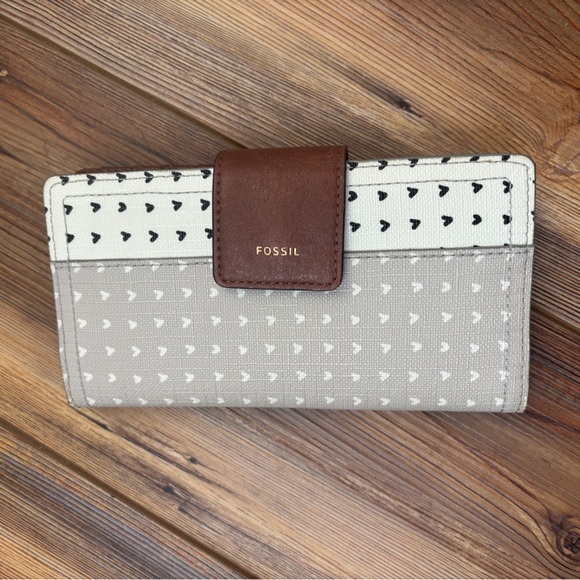 Fossil | Bags | Fossil Logan Heart Wallet | Poshmark